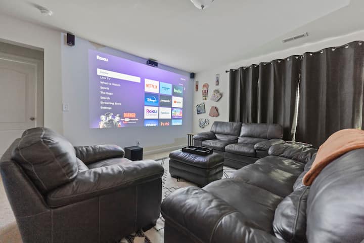 Apex Luxury 4br Near Lake | Movie Room & Sleeps 14 - Apex, NC