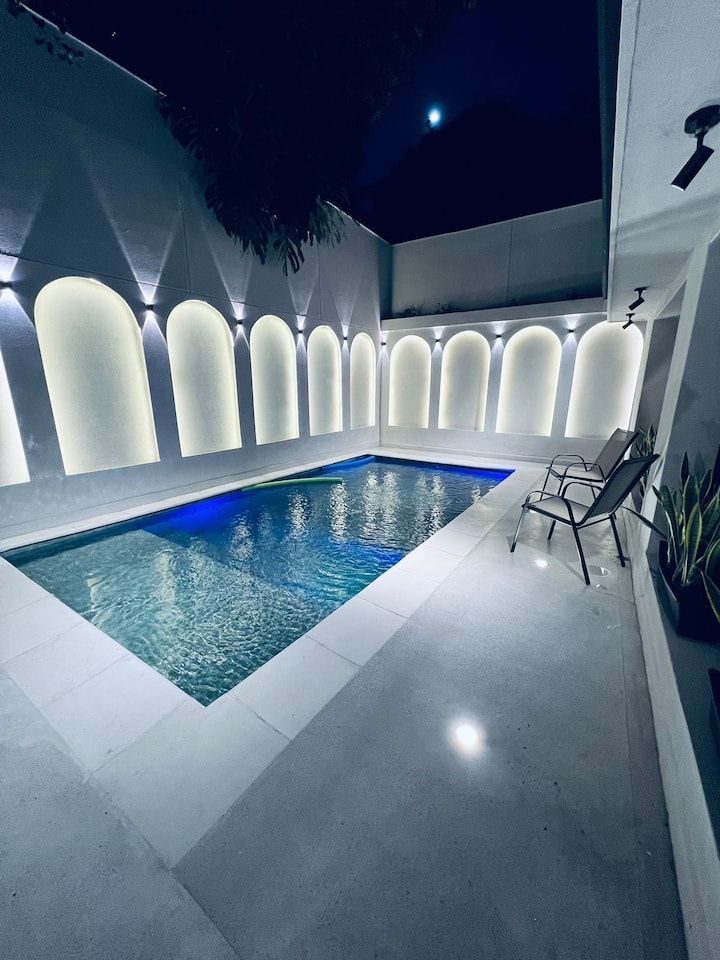 Super Luxury Home In Las Lomas With Pool & Jacuzzi - 麥德林