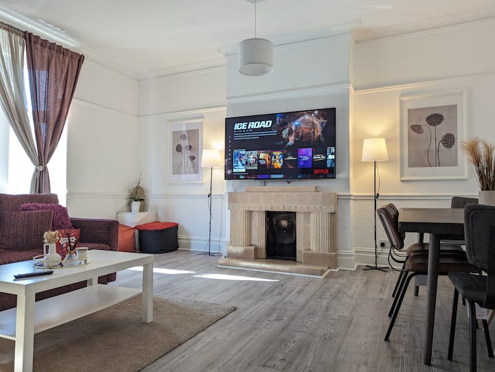 Beautiful 4 Bedroom Apartment - Sleeps 12 People - Cardiff