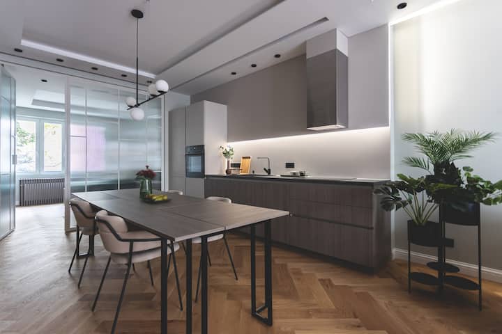 Downtown Luxe Living With Balcony - Budapest