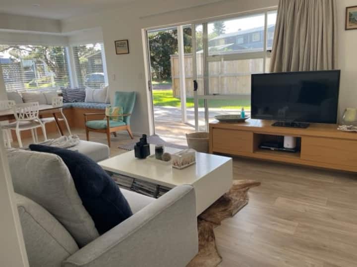 Just Meters From South End Beach Pauanui - Pauanui