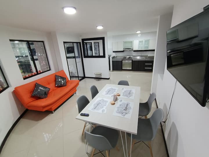 Seguro, Amplio Y Confortable Apto. En Laureles - コロンビー メデジン