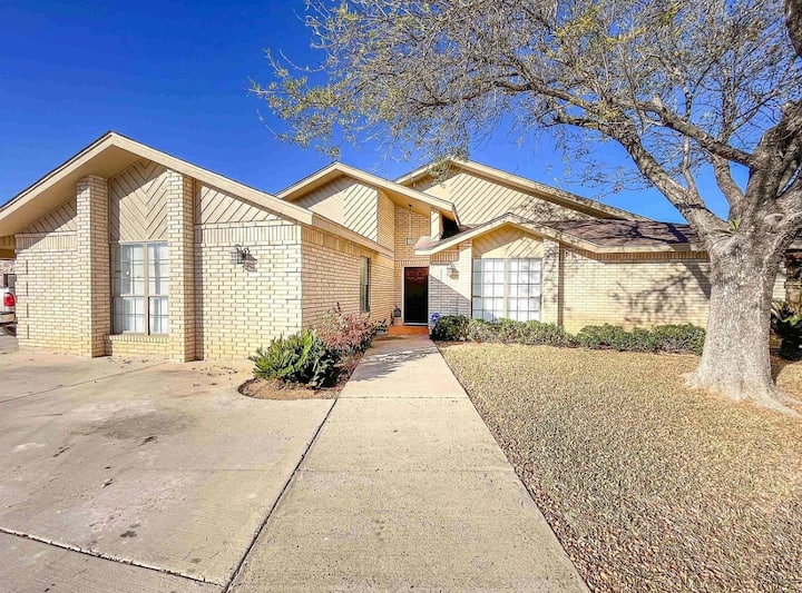 Grand House 4 Bedrooms 3.5 Bath - Laredo, TX