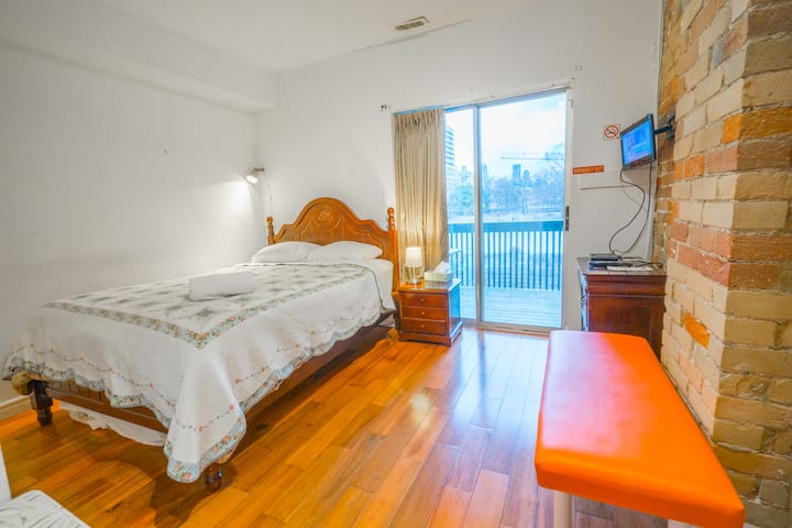 Queen Room With Balcony - Toronto