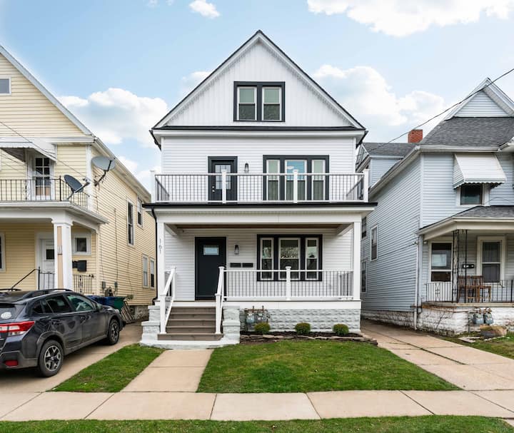 Top Rated Modern Brand New 6 Bdrm House Sleeps 12 - Buffalo, NY
