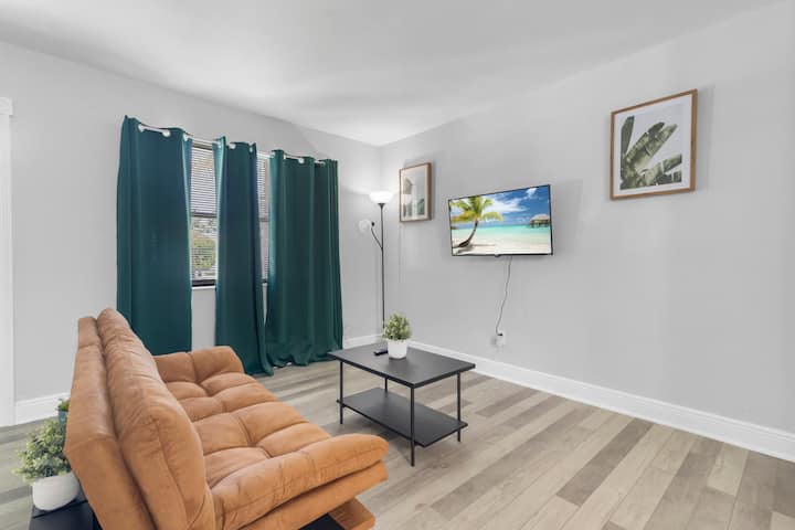 Peaceful Suite With Private Bath Near Airport A4a - West Palm Beach, FL
