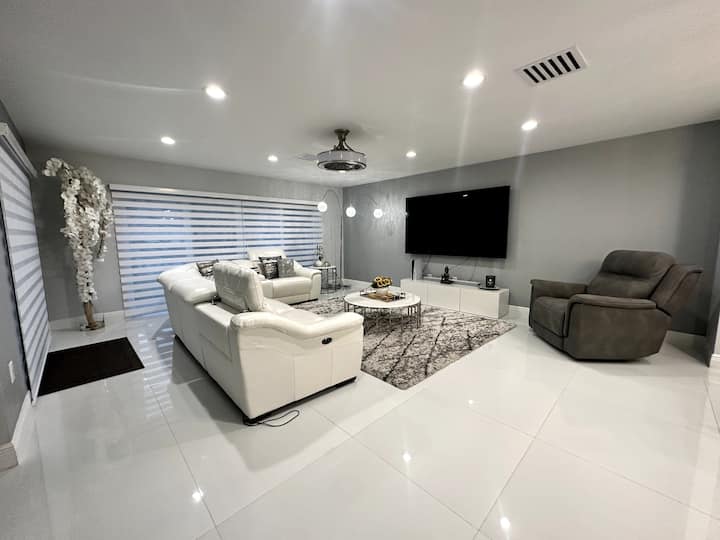 Ultimate Modern Vacation Home - Coral Springs, FL