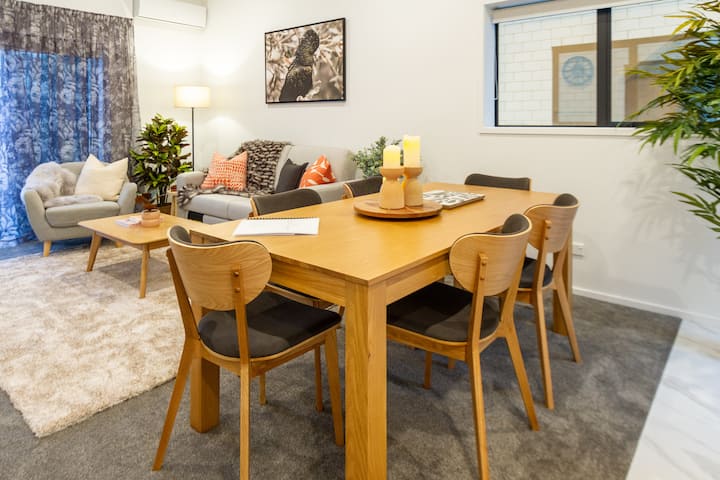 3 Bedroom 2 Bathroom Hagley Parkside Perch - West Coast