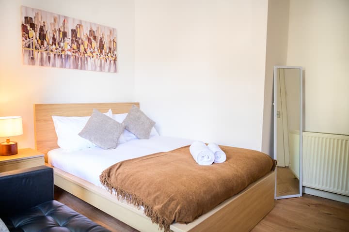 2br Flat | Sleeps 4 | Christie | Private Parking - Manchester