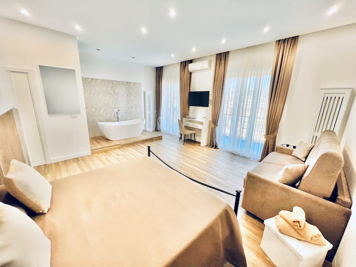 Struttura Panoramica Con Vista Mare E Sulla Città - Naples