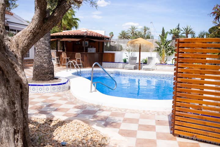 Bright & Spacious 4br Chalet W/ Private Pool + Ac - Alicante