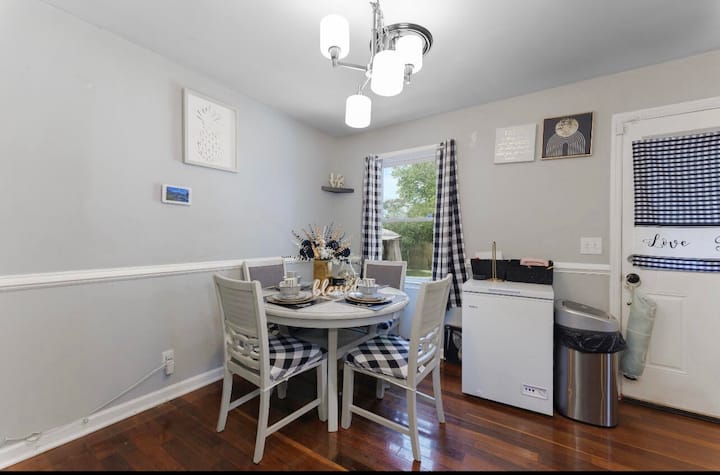 Queen Room With 1/2 Bath - Summerville, SC