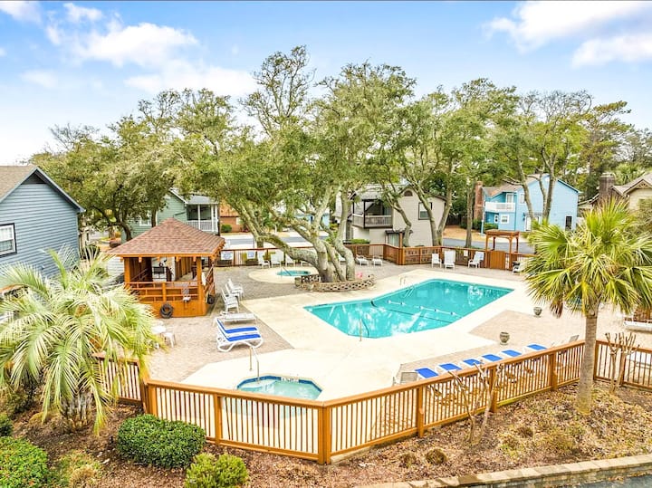 Walk To Beach L Pool + Spa L Balcony L W/d L King - North Myrtle Beach, SC