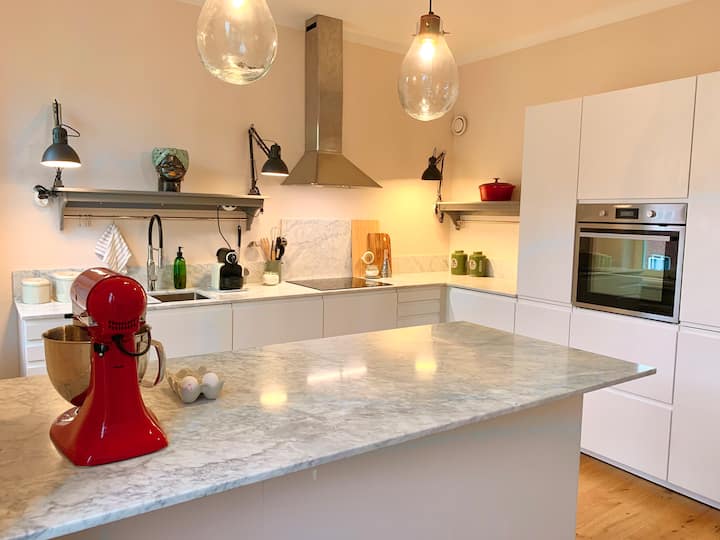 Unique And Central - 말뫼