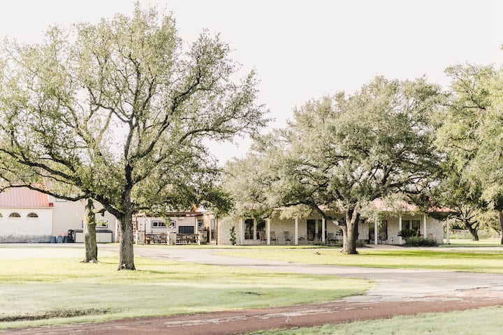 Ruby Ranch - Hill Country Lodge - Kyle, TX