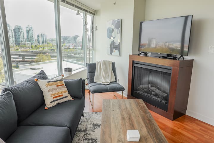 Amazin Views-2bdr-pool/hot Tub/parking. Workspace - Vancouver