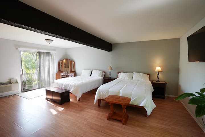 Private Entrance Margaritaville 2 Queen Beds Suite - Osage Beach, MO