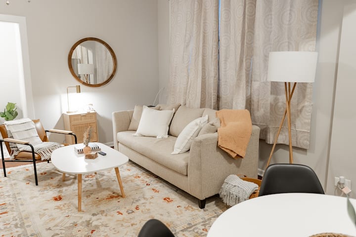 Chic And Cozy Getaway Near Loyola Park - Chicago, IL