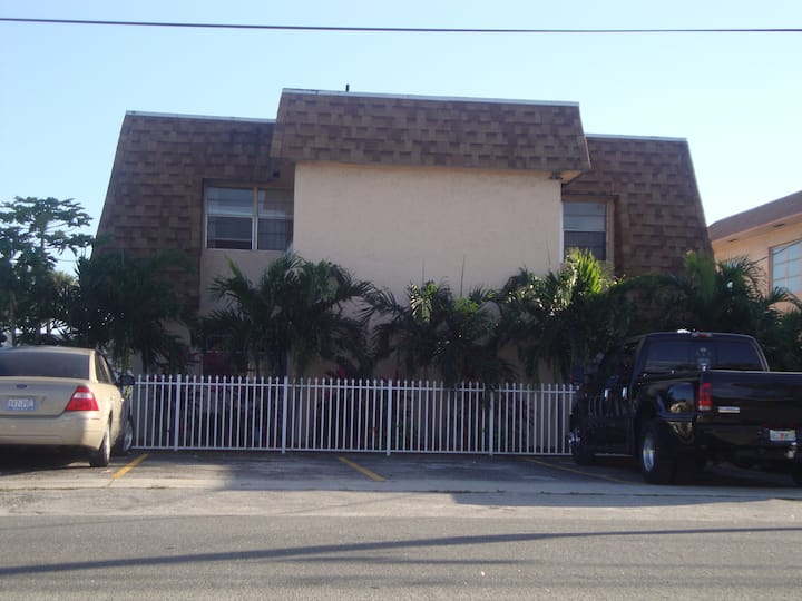 2 Miles From The Beach 1/1 #109 - Dania Beach, FL