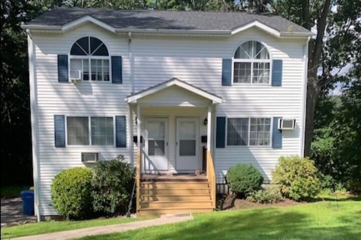 Cozy 2br Escape W/ Garage + Outdoor Deck - Waterbury, CT