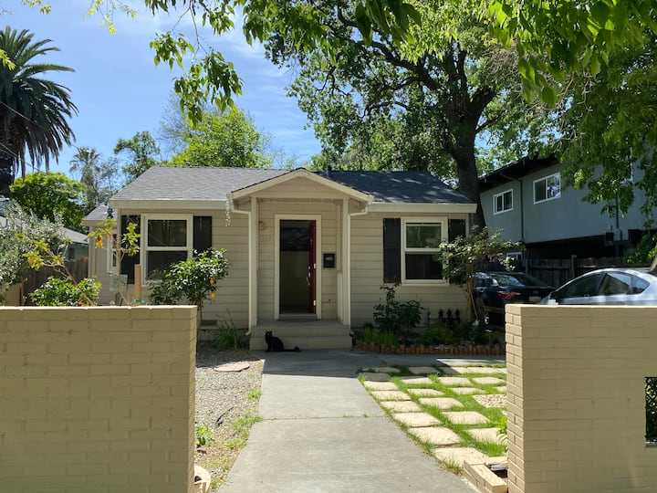 Charming 2b1b Downtown House With Rose Garden - Davis, CA
