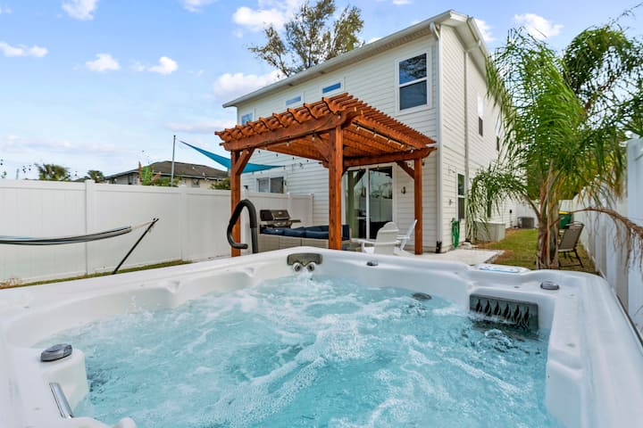 Walk To The Beach! Cozy Home W Hot Tub For Groups - Jacksonville Beach, FL