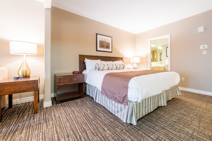 Dual Suites: Ample Space, King Beds, Jacuzzi, Pool - Horseshoe Valley