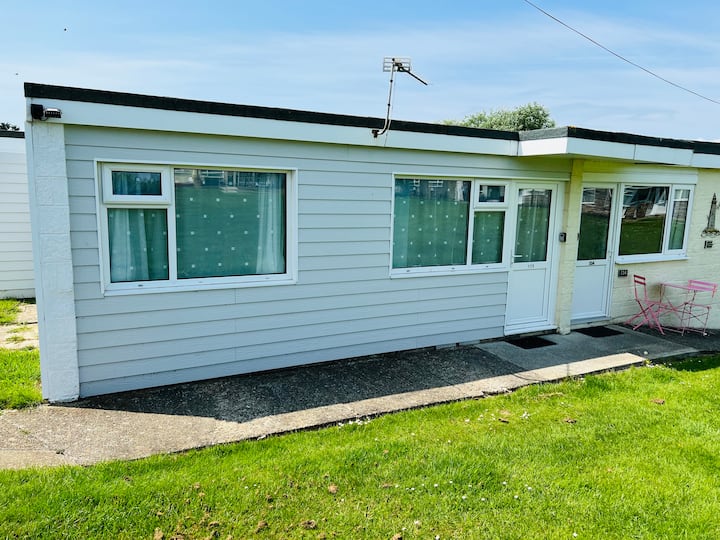 2 Bedroom Chalet Sb113, Sandown Bay, Isle Of Wight - Isle of Wight