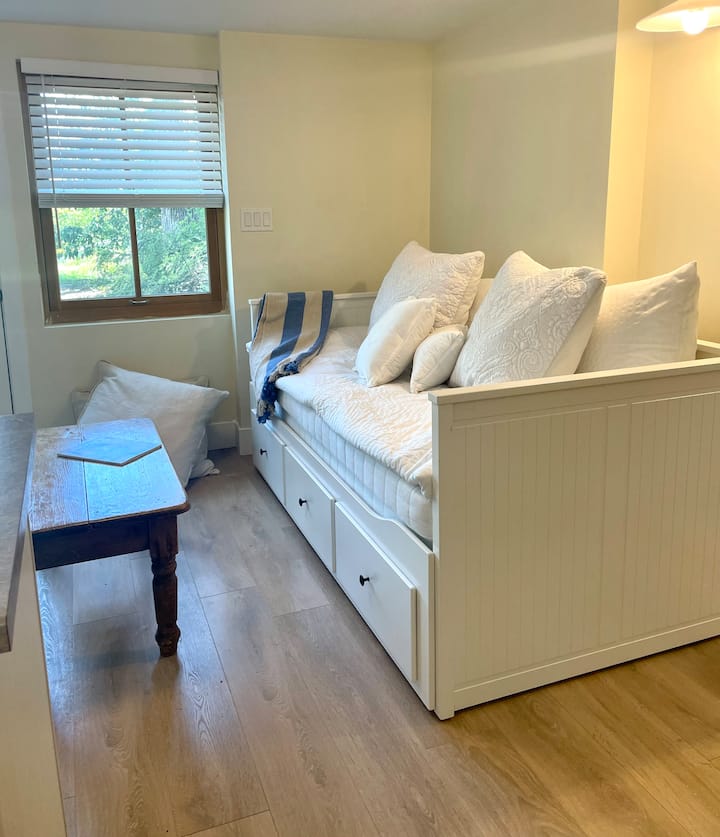 New Suite In Central Country Setting. Sleeps 4. - Saanich