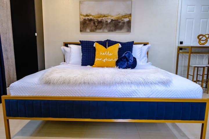 Stylish Bedroom Suite - Hollywood, FL
