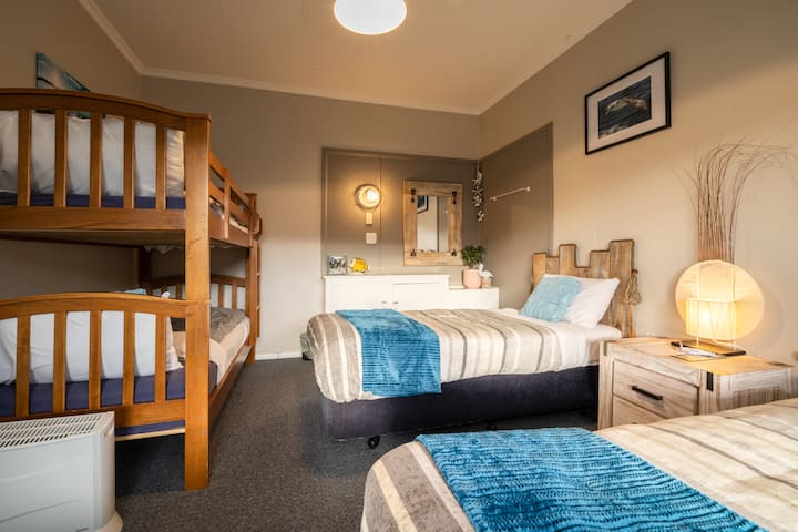 Friendly Bay (Family Room) - Oamaru