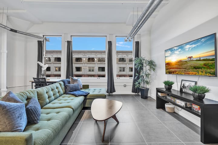 Prime Oasis At Downtown La W/ Rooftop Pool & Gym - Los Angeles, CA