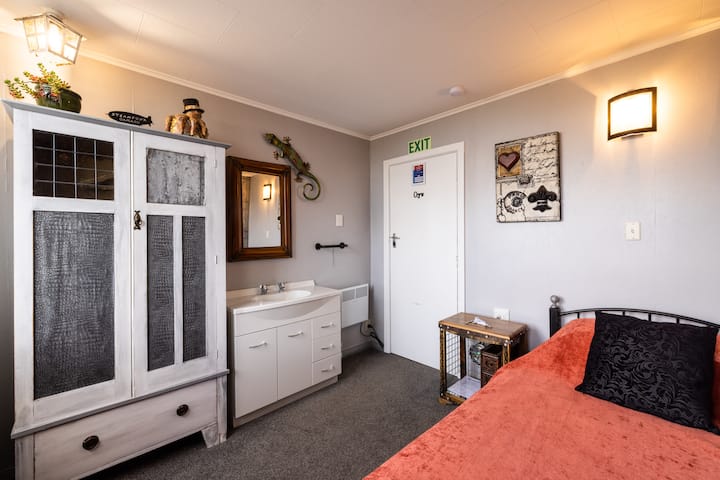 Steampunk (Single Room) - Oamaru