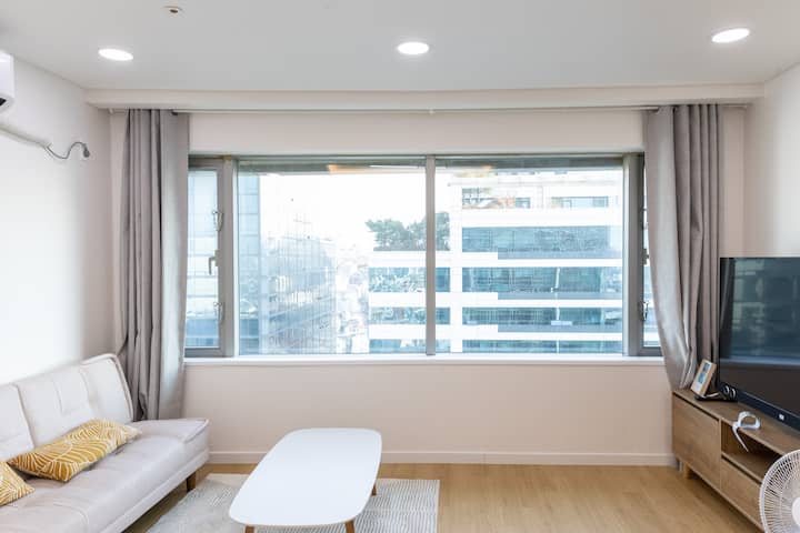 Jiny's Cozy Room#01_편안한 숙소, 홍대입구역 1번출구 30초 - Corée du Sud