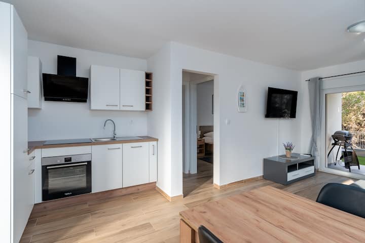 Apartment With Terrace - Vir