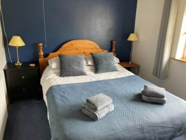 Double Bedroom & Private Lounge - Wiltshire