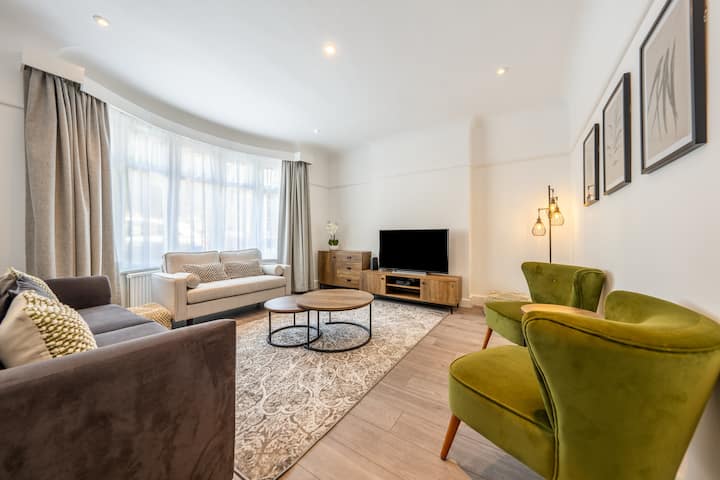 Luxuriously Remodelled, Spacious Detached House. - Southbourne