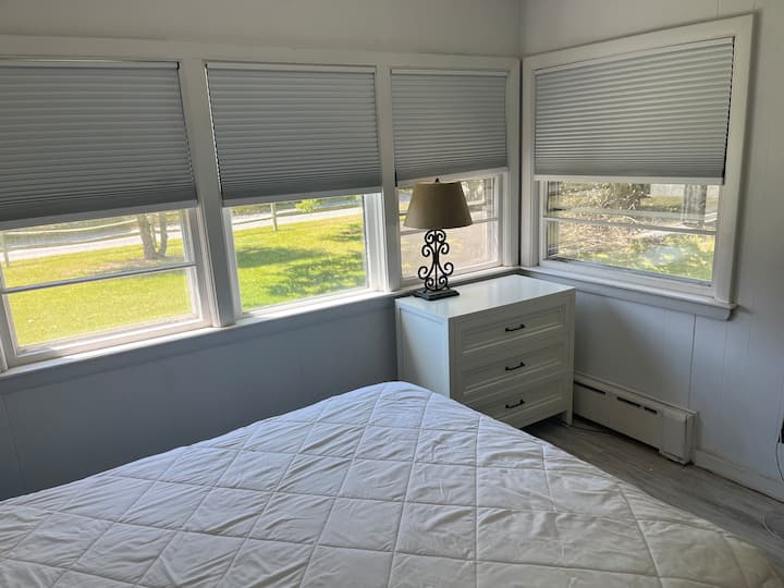Basic Queen Bedroom Near Airport - Nantucket