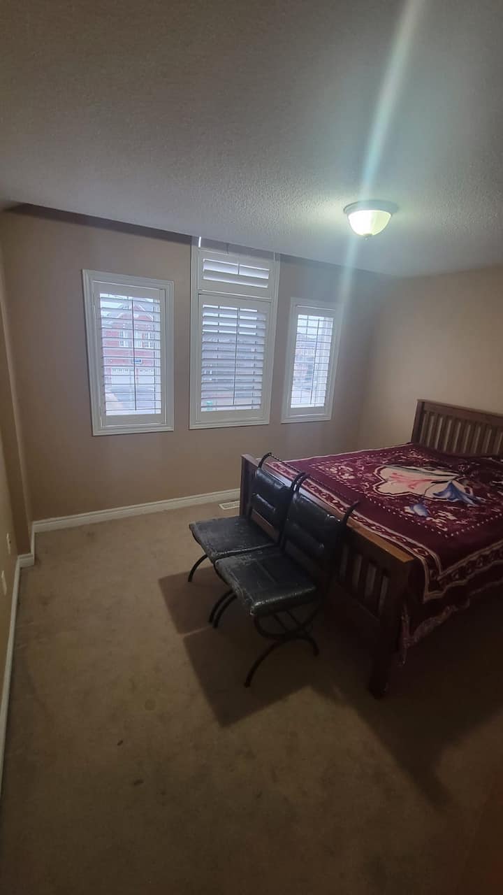 Room With Attached Washroom - Brampton