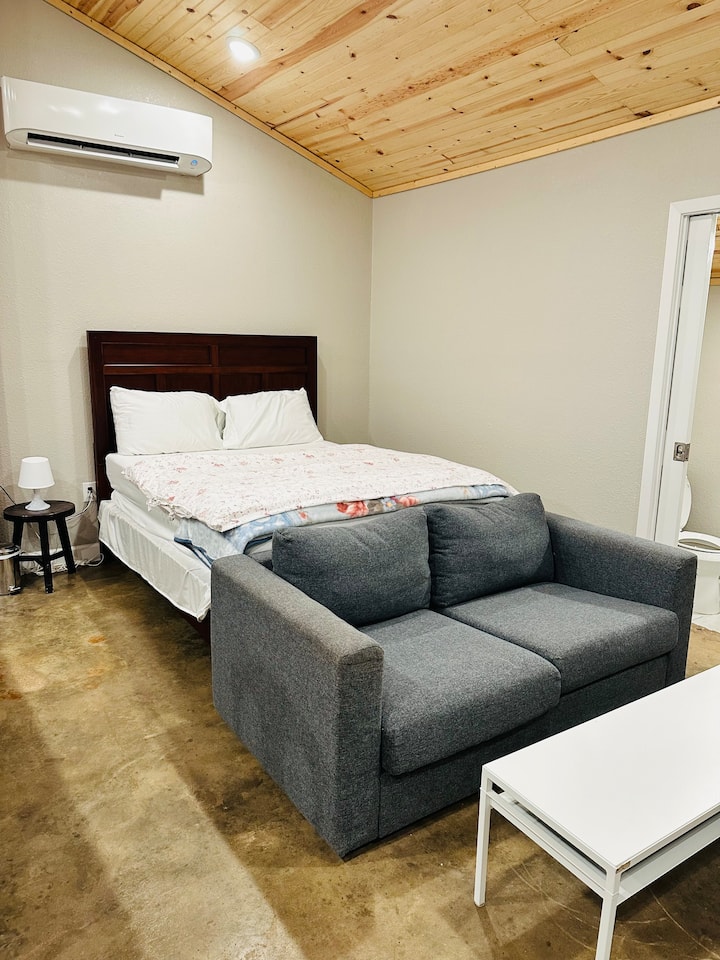 Magical Furnished Escape Barn - Cedar Hill, TX