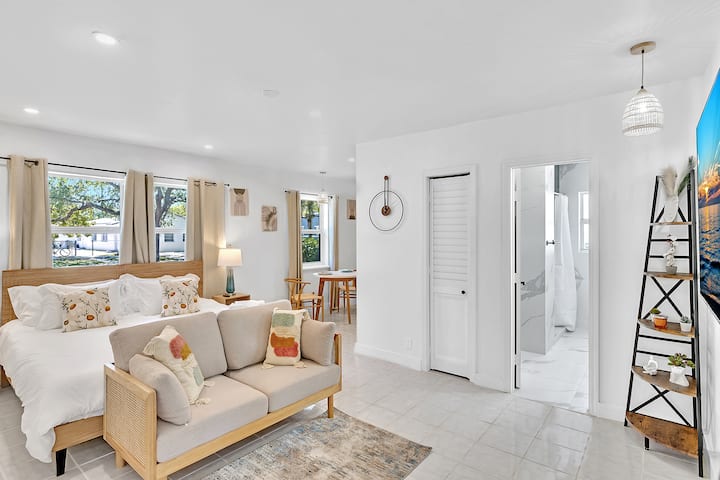 Vibrant Studio Downtown - Aventura, FL