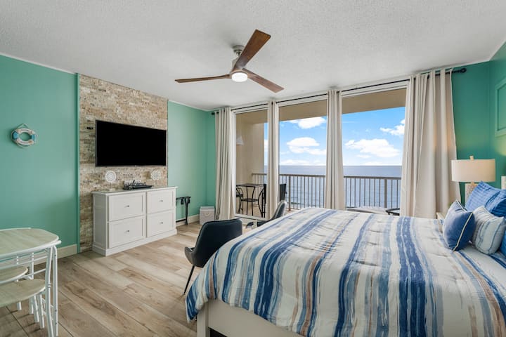 Amazing Beachfront Studio, Beach Service Included! - Panama City Beach, FL