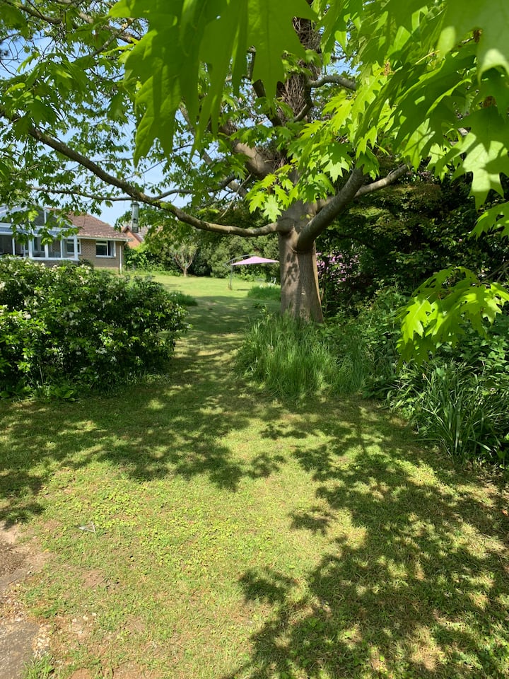 Easy Walk To Beach & Large Front Garden - Isle of Wight