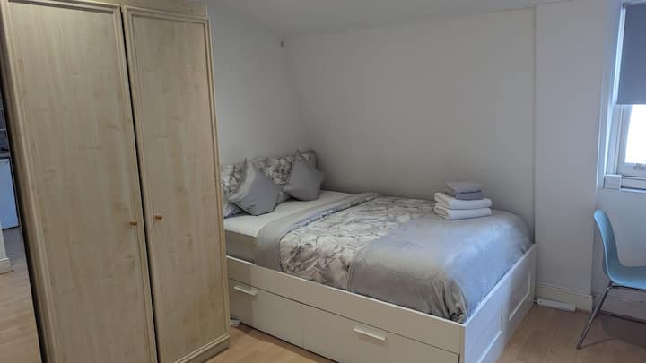 Studio 28 - 4th Floor Front - Liverpool Street Station London