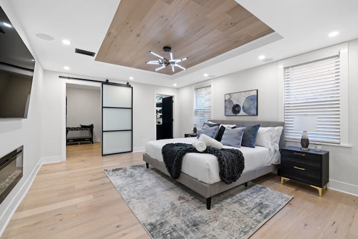 Stunning Central Modern Home W/free Parking! - Pittsburgh