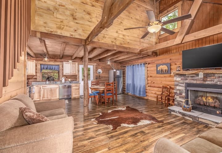 Cabin In Gatlinburg “Bearadise” - Gatlinburg, TN
