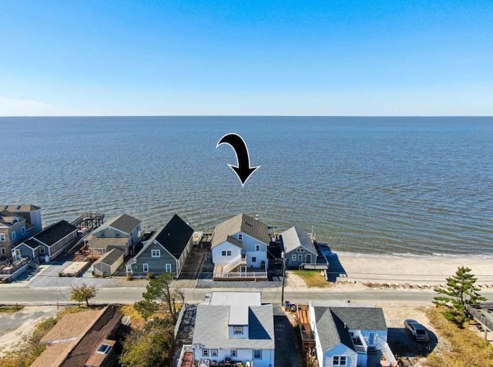 Large Bayfront Home Perfect For Multiple Families - Avalon