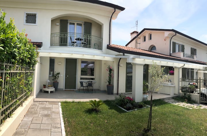Grazioso Bilocale Con Patio Esterno Attrezzato - Carrara