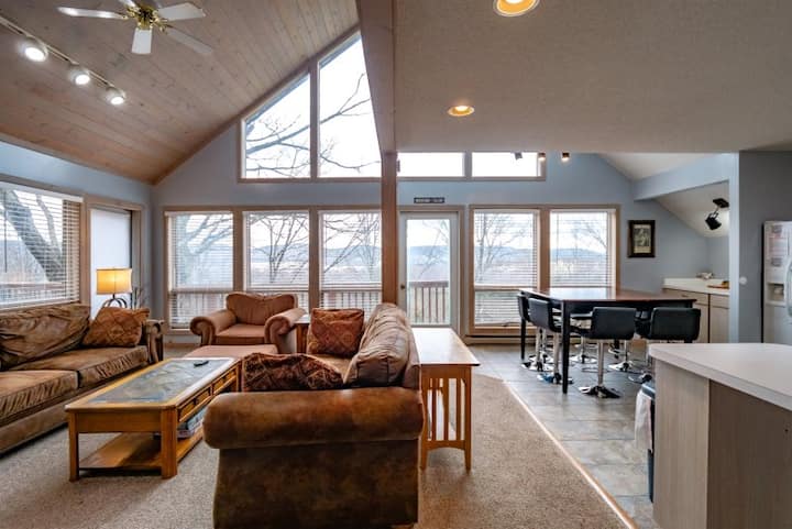 Franklin’s Tower: Stunning Mtn Views & Hot Tub - Davis, WV