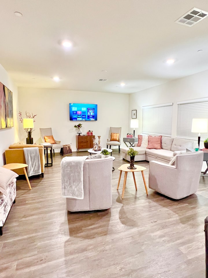 Stylish Space For 14, Near Shopping & Dining - Victorville, CA